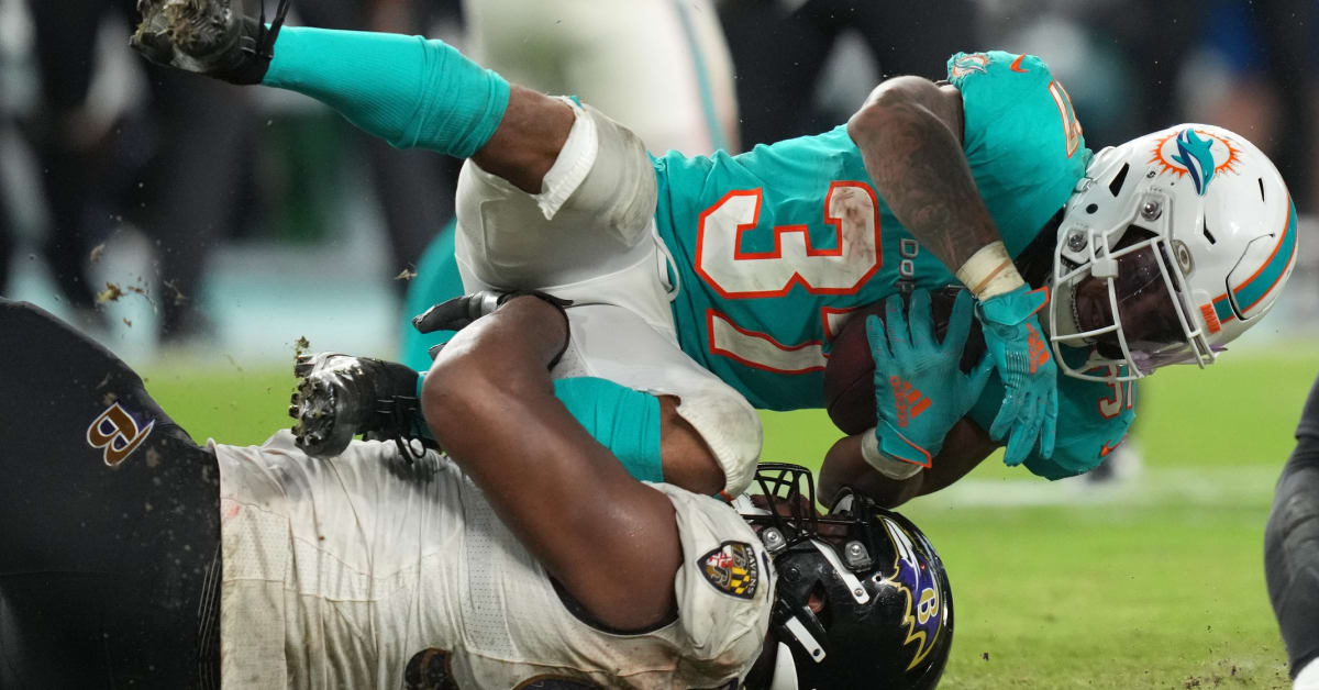 Ex-Husky Gaskin Baffles Everyone by Re-Signing with Dolphins - Sports ...