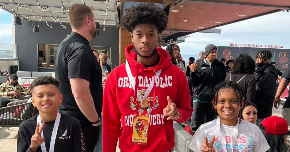 Huskies Send Scholarship Down Runway to Recruit Named Jett - Sports ...