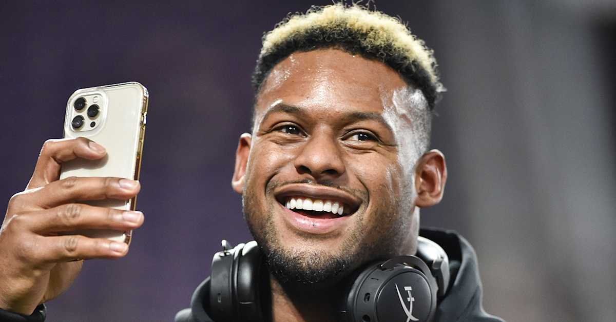 NFL Fans Are Not Feeling JuJu Smith-Schuster’s Pregame Super Bowl Outfit At All - Sports Illustrated
