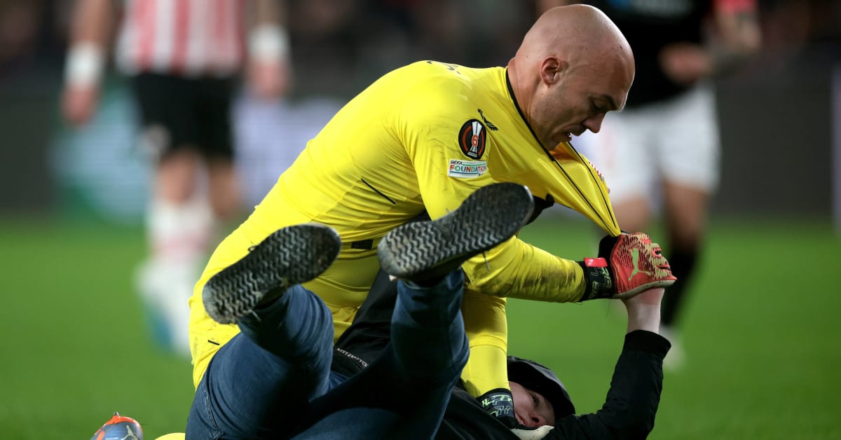 Sevilla goalkeeper Marko Dmitrovic floors aggressive PSV fan - Futbol ...
