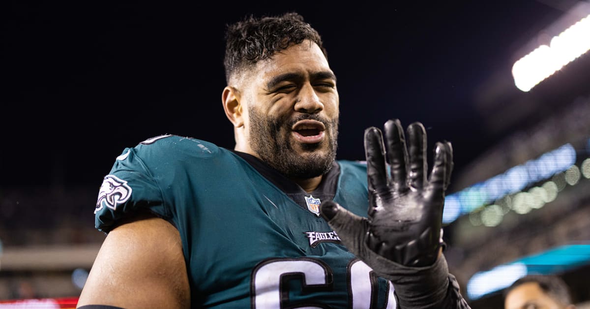 An Eagles Lineman Beautifully Serenaded His Wife During Their Wedding ...