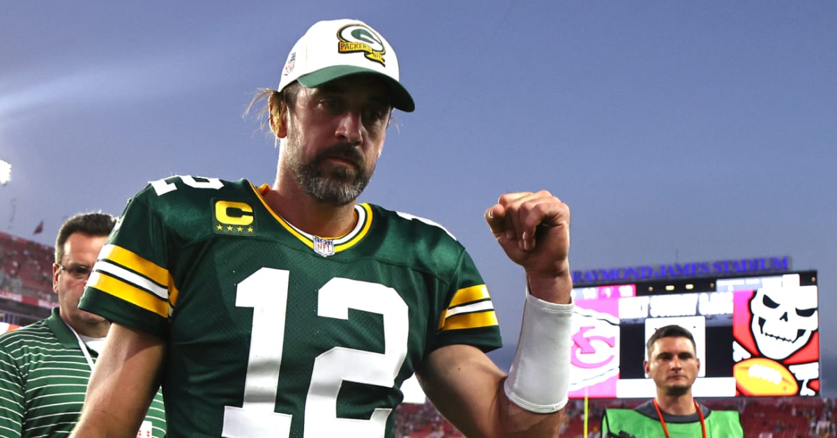 Aaron Rodgers: NFL Fans Found It So Weird to See Rodgers in Jets Hoodie ...