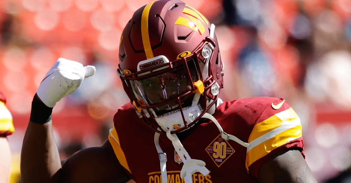 Brian Robinson Gets Standing Ovation by Commanders Fans (Video ...