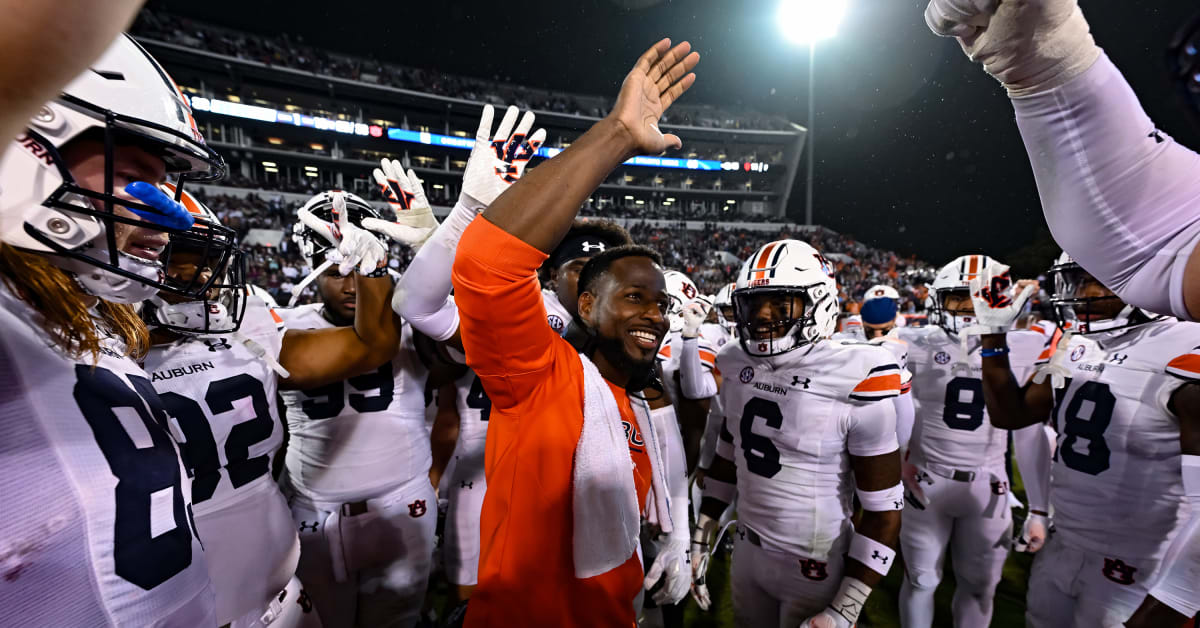 Cadillac Williams ranked one of the top-three running back coaches in ...