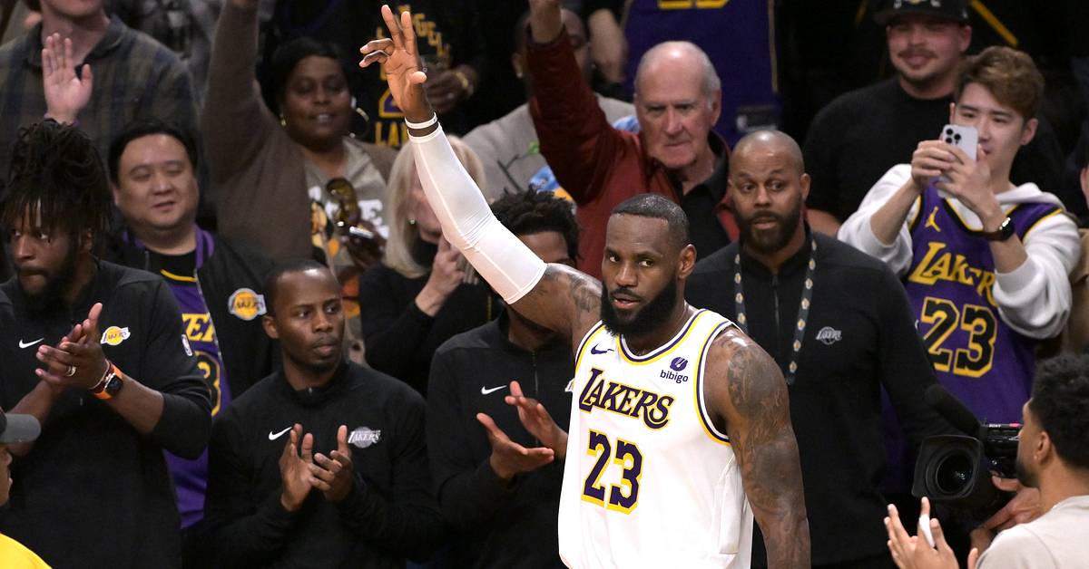 Magic Johnson Salutes LeBron James After Witnessing Historic 40,000th ...
