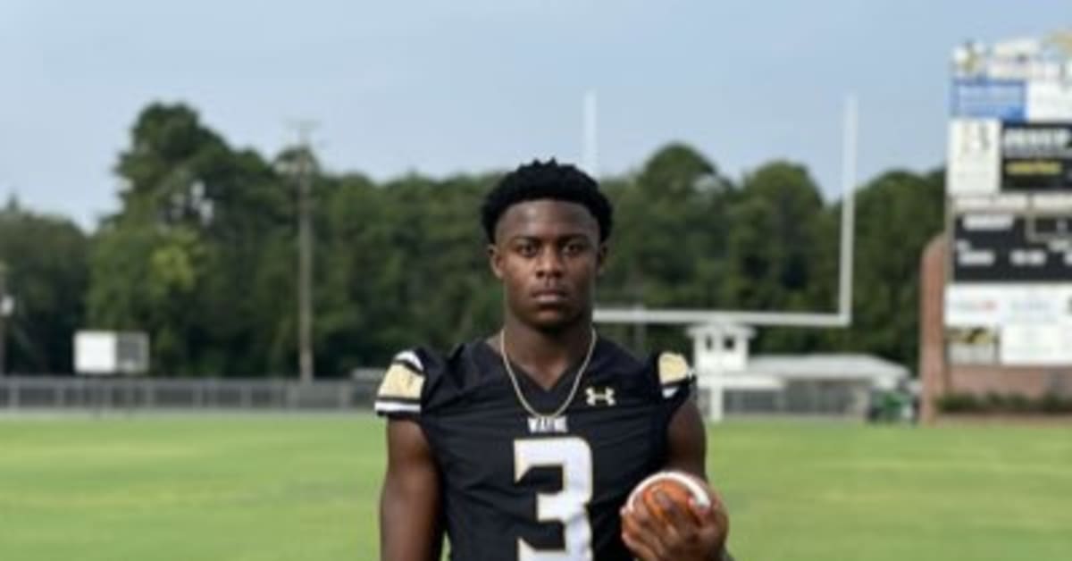 South Carolina Football Makes Top 9 For Tavion Wallace - Sports ...