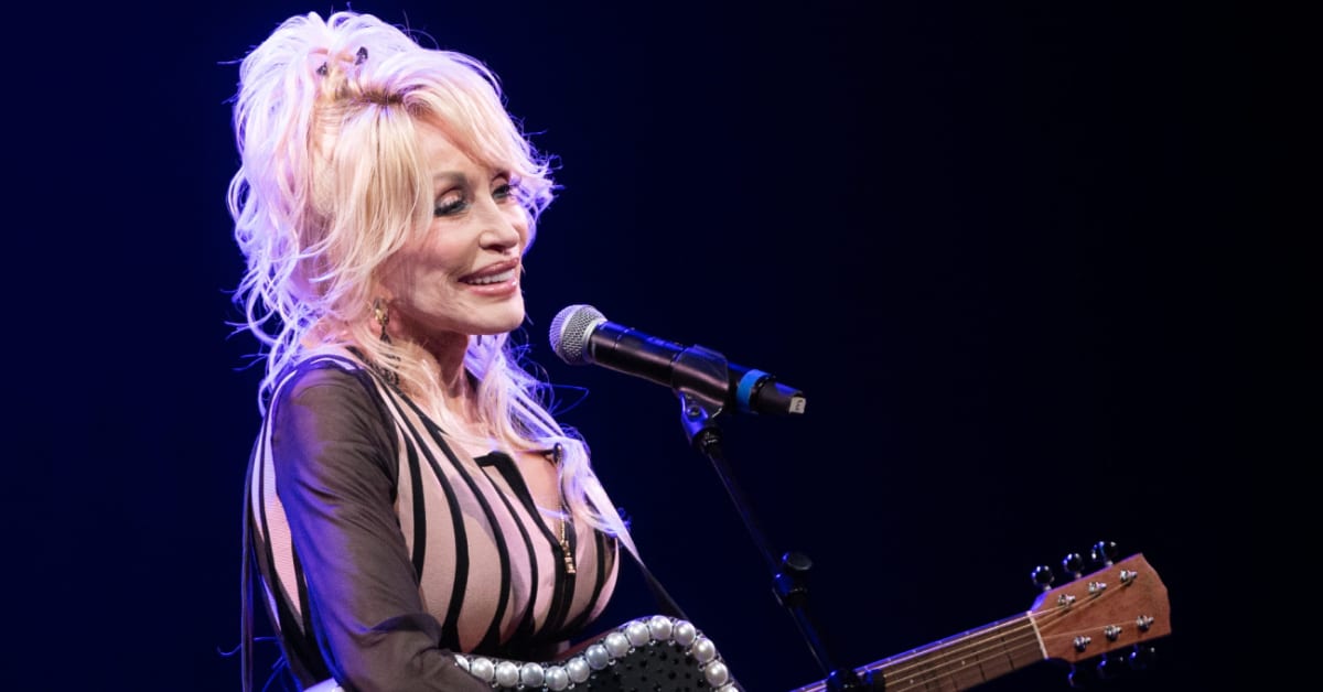 Dolly Parton to Perform at Dallas Cowboys’ Thanksgiving Game Halftime Show - Sports Illustrated