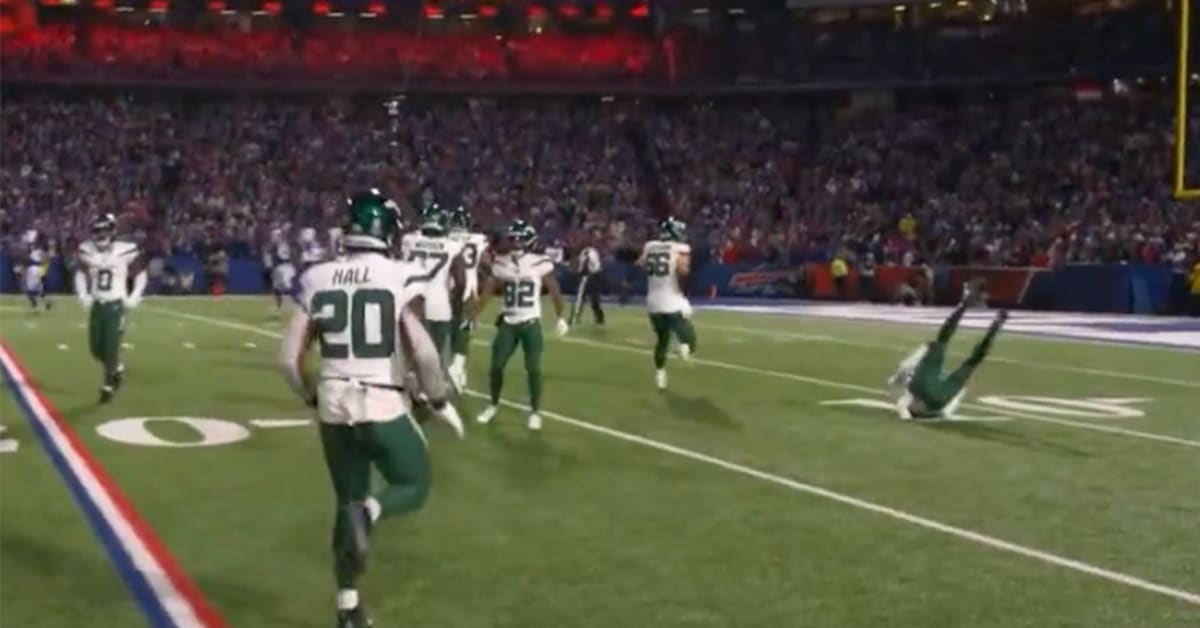 NFL Fans Roasted Zach Wilson After He Embarrassingly Fell While Taking ...