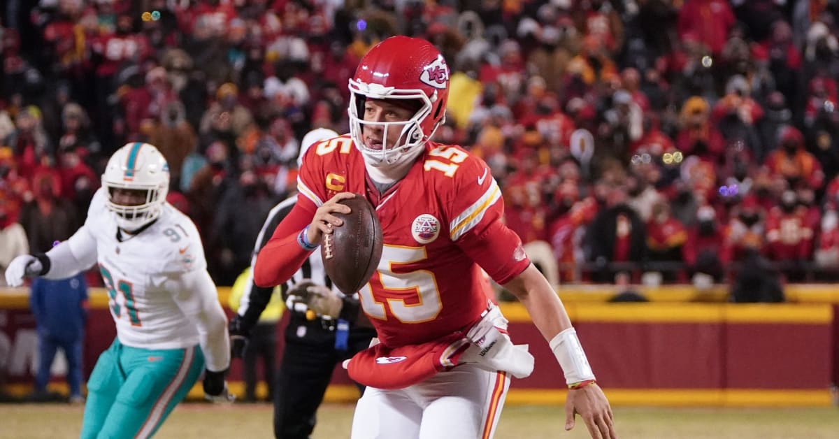 Patrick Mahomes's Helmet Cracked by Forceful Hit From Dolphins' DeShon ...