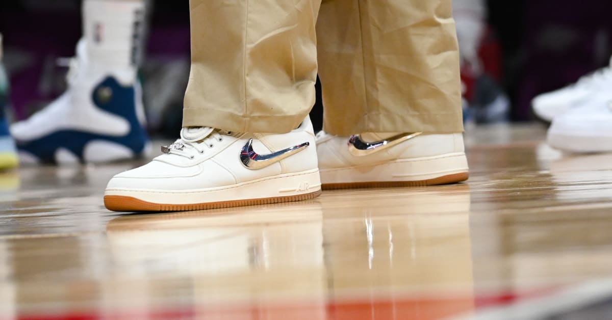 Zion Williamson Shows Off Style During Pelicans Game - Sports ...