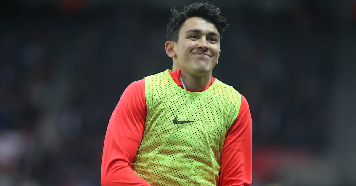 WATCH: Luke O'Nien takes funniest Sunderland yellow card of all time ...