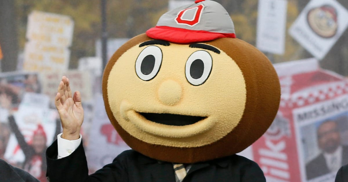 WATCH: Lee Corso Picks Ohio State Buckeyes Over Notre Dame Fighting ...