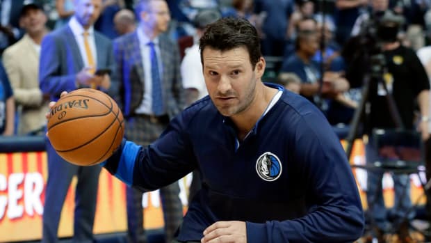 Mavericks to sign Tony Romo to honor former Cowboys quarterback ...