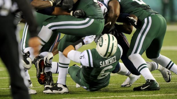 New England Patriots post picture of New York Jets' Mark Sanchez 'butt fumble' on Twitter ...