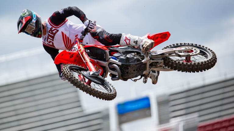 Sexton dominates Supercross' 2023 finale by 18 seconds, earns season ...