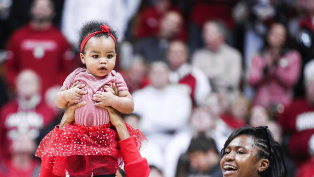 Indiana's Tamar Bates Scores 17, Daughter Leilani Wins Halftime Baby ...