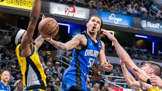 Former UNC Basketball One-And-Done Knocks Down Absurd Circus Shot ...