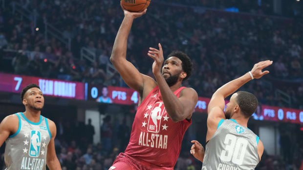 Stephen Curry explains why he's picking Joel Embiid over Giannis and Nikola Jokic as this season ...