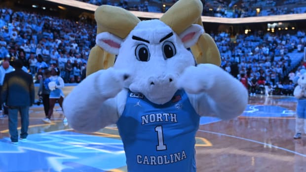 Hefty UNC Basketball Recruiting Prospect Shatters Glass During Game ...