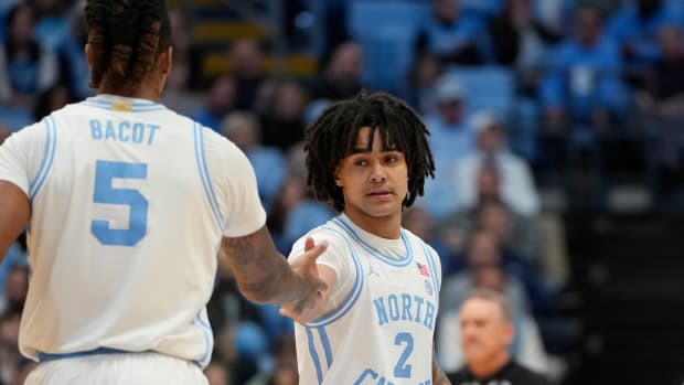 UNC Basketball Rookie Elliot Cadeau Skies for Ridiculous Slam - Sports ...