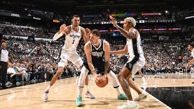 Luka Doncic, Dallas Mavs Spoil Victor Wembanyama's NBA Debut With Win vs. San Antonio Spurs ...
