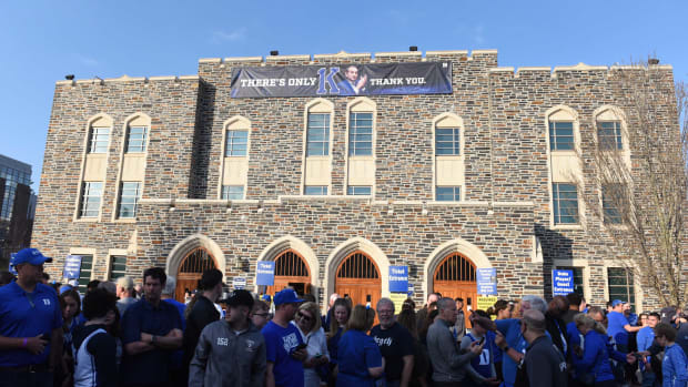 Duke basketball freshmen move in, two show off rooms - Sports ...