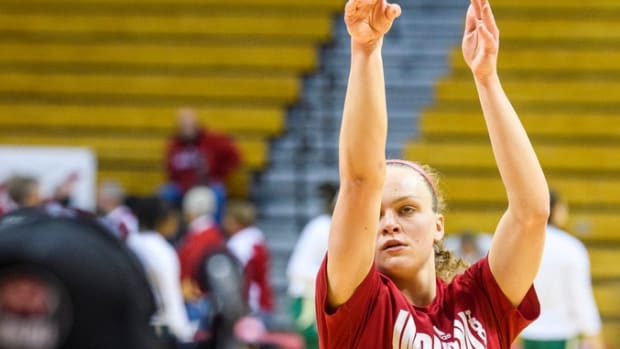 Indiana Women's Basketball: Grace Berger Goes Down Holding Right Knee ...