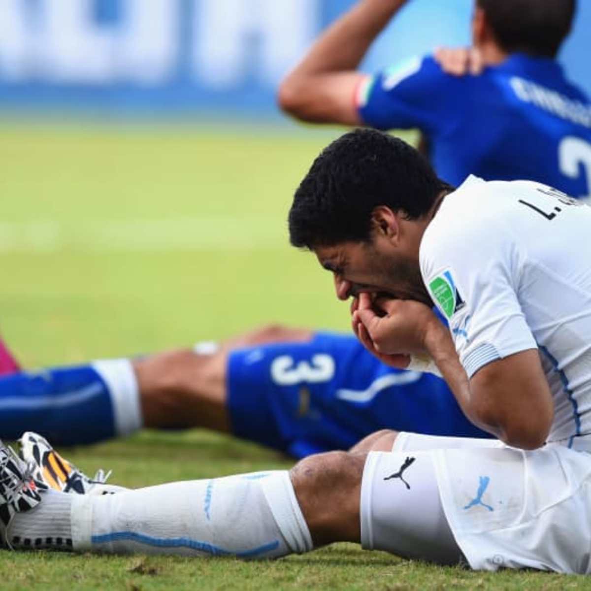 luis suarez son biting