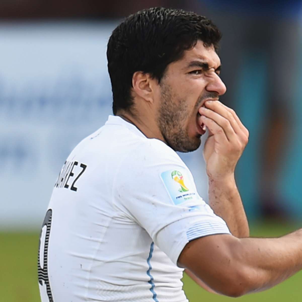 luis suarez bite it