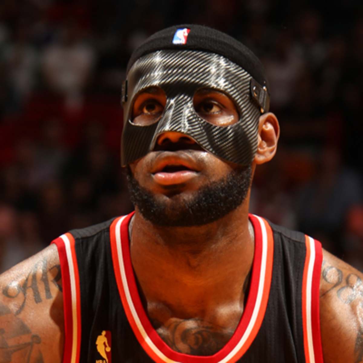Schwarze Maske Von Lebron James Why Do NBA Players Wear Masks?