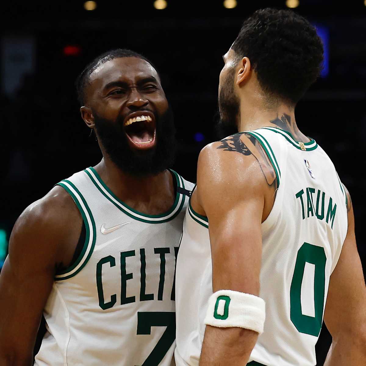 Jaylen Brown 直播中對 Jayson Tatum 新髮型感到難以置信 | No Look Pass | 籃球地帶 - FanPiece