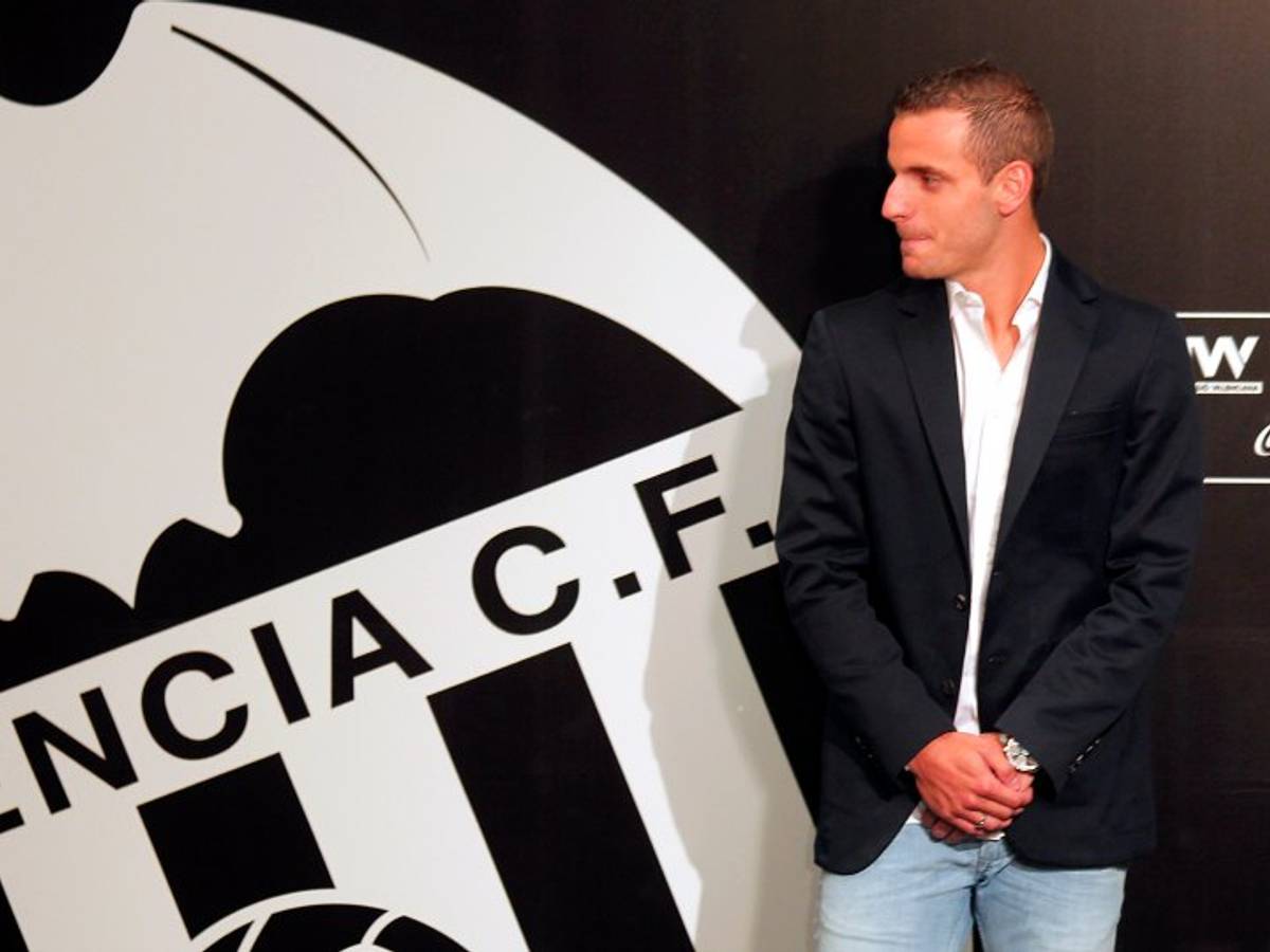 Valencia Batman Logo DC Comics Sued Valencia FC Over Bat Logo