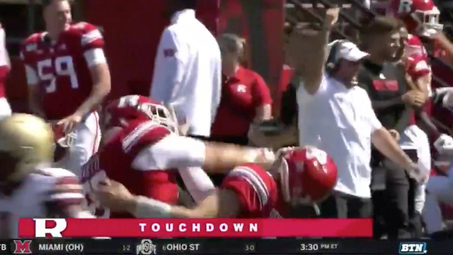 Rutgers QB Artur Sitkowski Takes Punch to the Face From Center in TD ...