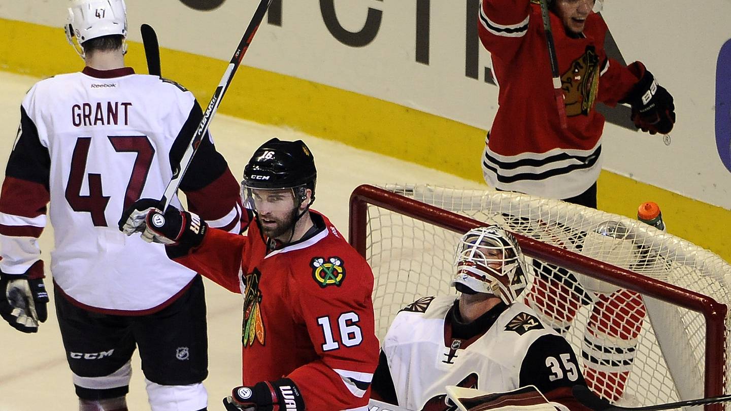 Streaking Blackhawks pound Coyotes 6-2