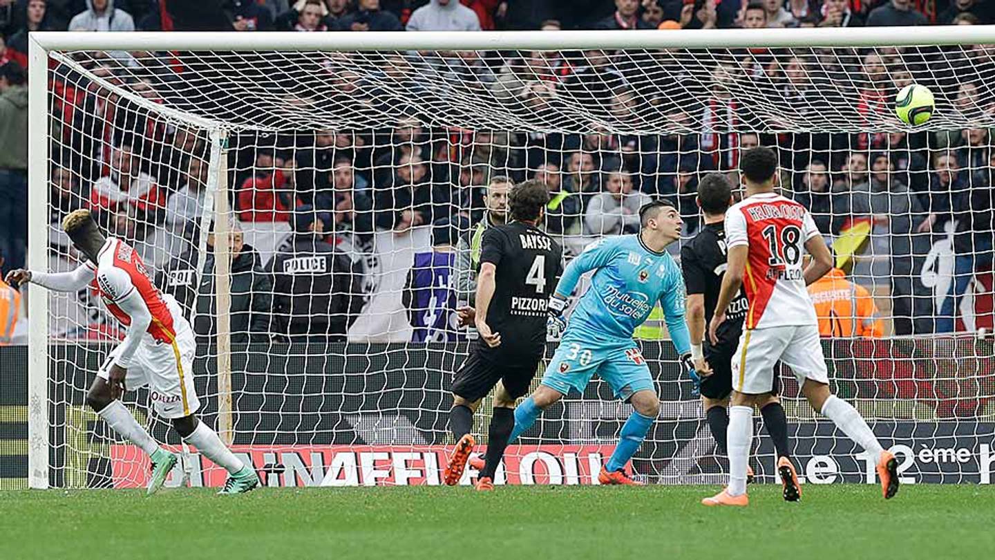 Ten-man Monaco takes down local rival Nice