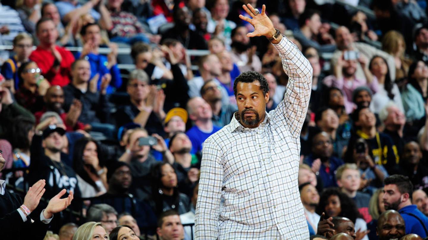 Rasheed Wallace drives truck with cases of water to Flint, Michigan