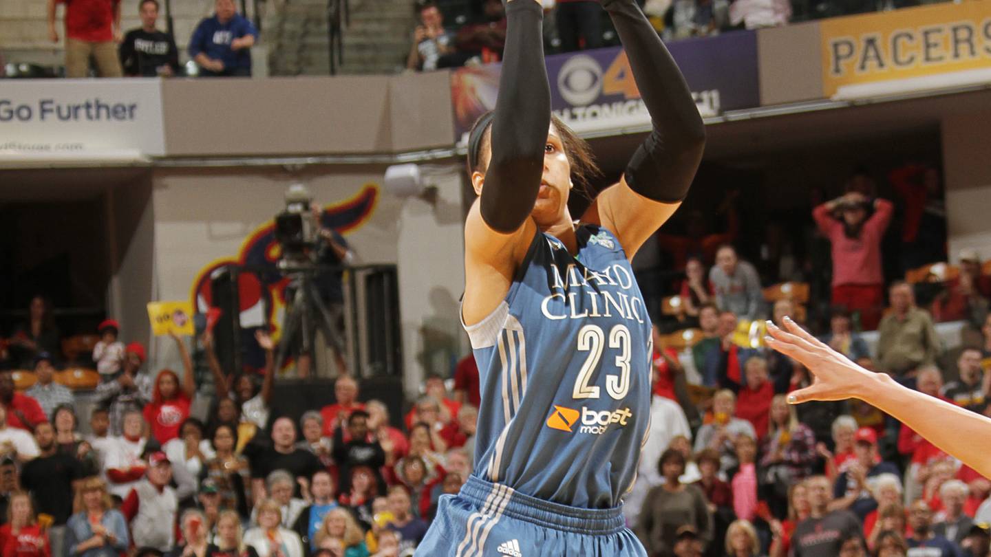 Oh Maya! Moore hits winner to lift Lynx over Fever 80-77