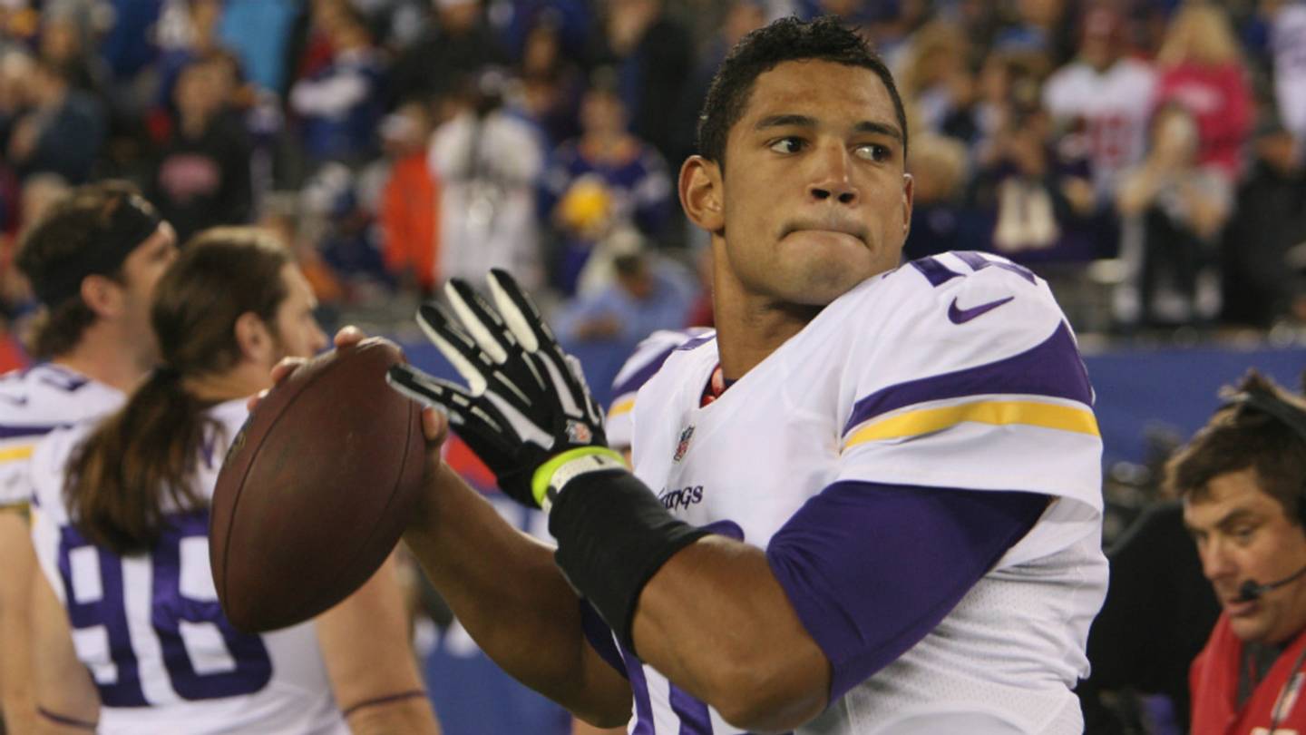 Quarterback Josh Freeman signs one-year deal with Dolphins