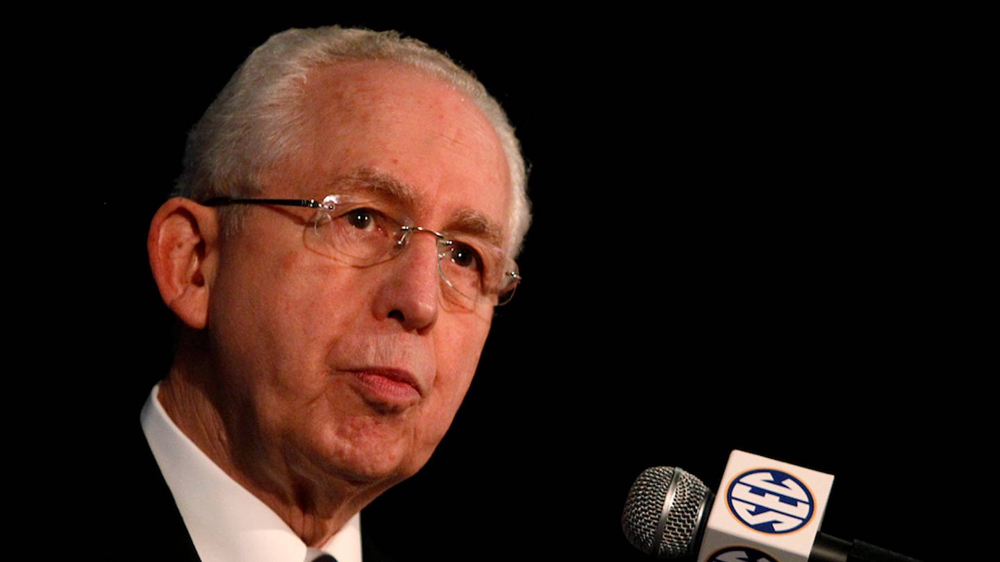 SEC commissioner Mike Slive opposes making freshmen ineligible