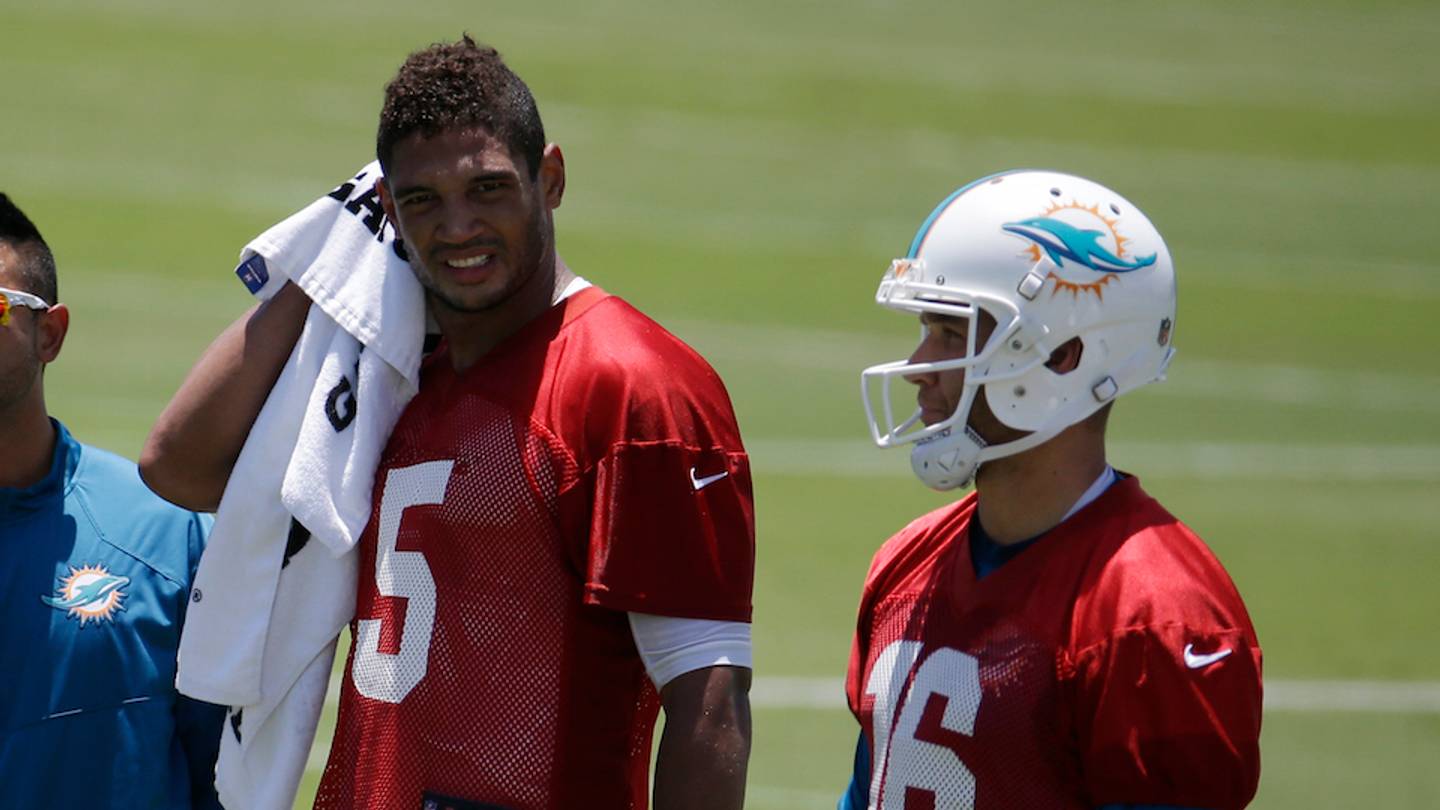 Miami Dolphins re-sign quarterback Josh Freeman