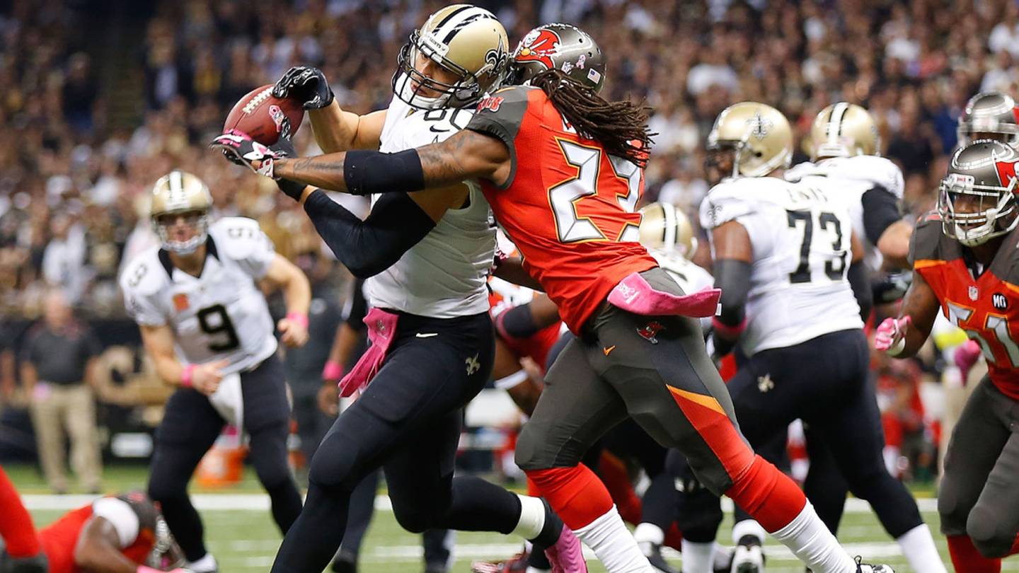 Jimmy Graham assesses his shoulder injury