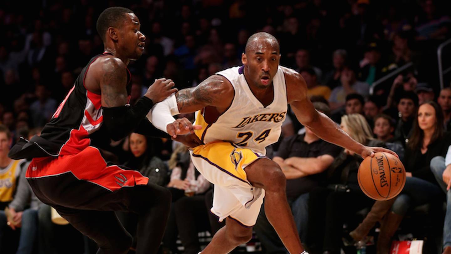 Drake ends up on Lakers' bench, chats up Kobe Bryant