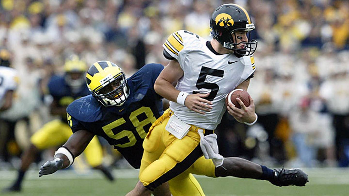 Michigan adds ex-LB Roy Manning as OLB coach