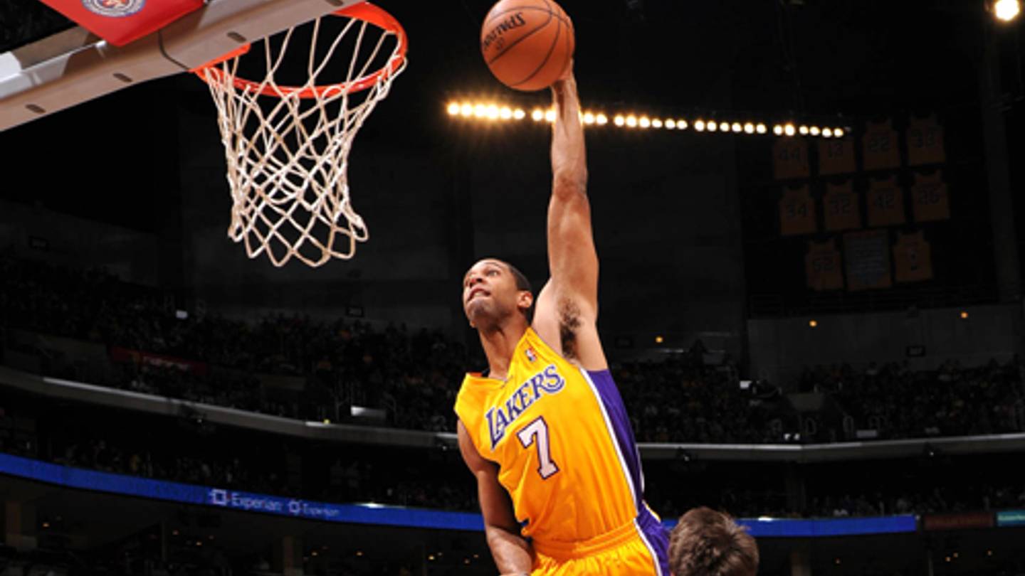 Video: Lakers' Xavier Henry throws down poster dunk on Pelicans' Jeff ...