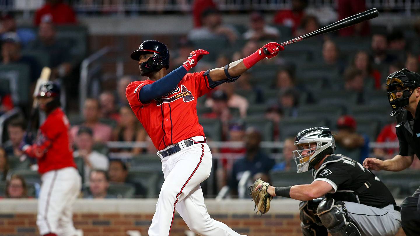 Braves bring back Adeiny Hechavarria