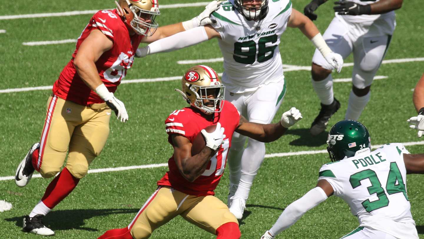 Mostert Returns to Dolphins