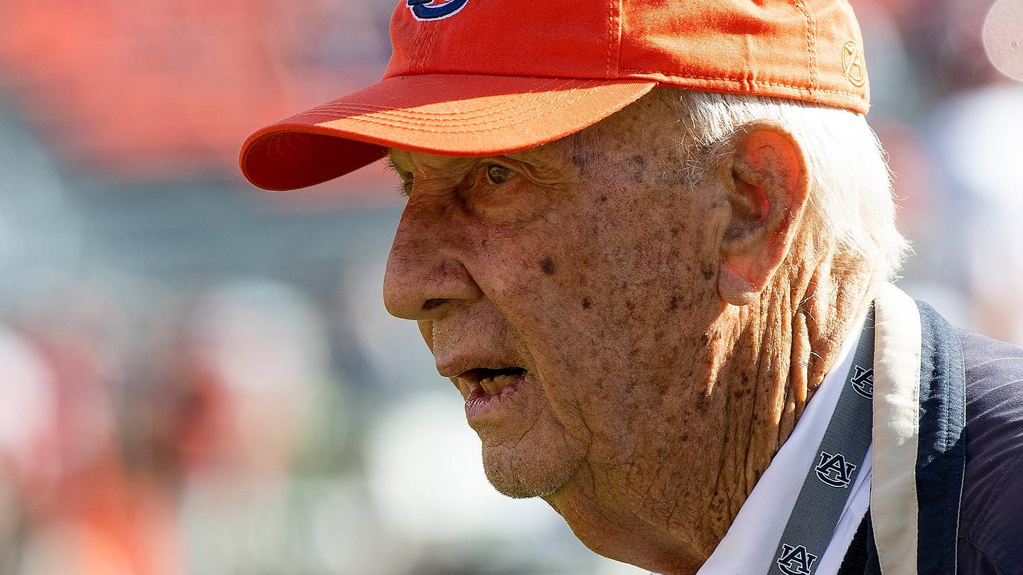 Georgia Letterman Turned Auburn Legend, Pat Dye Passes at age of 80
