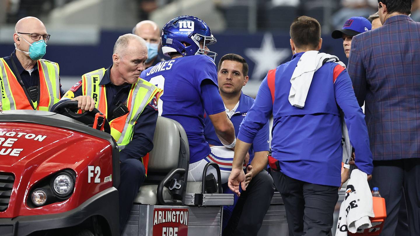 Daniel Jones Continues to Progress Through Concussion Protocol
