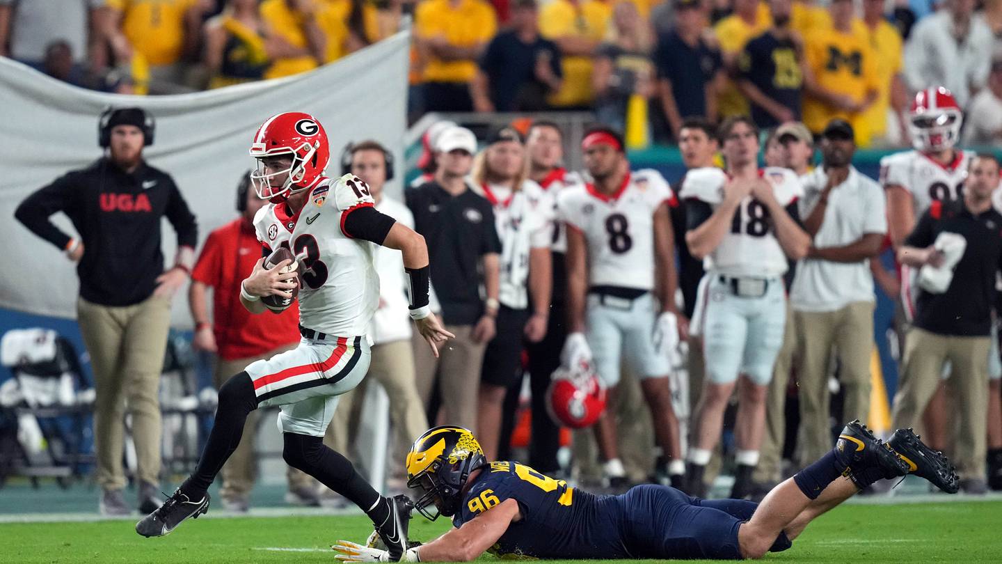 Stetson Bennett, Georgia Make Statements in Semifinal Drubbing of Michigan