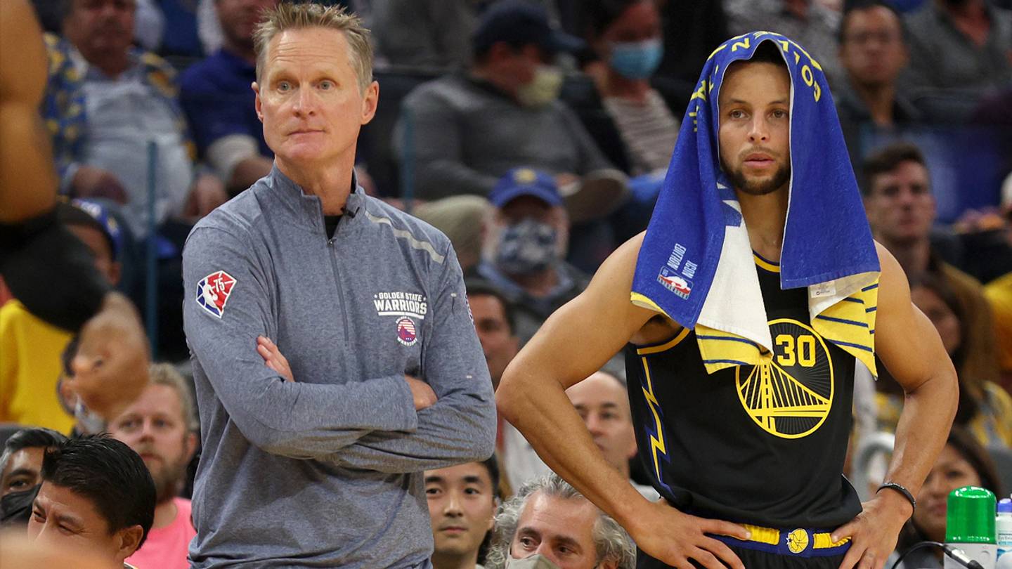 Steve Kerr Gives New Injury Update on Steph Curry's Shoulder